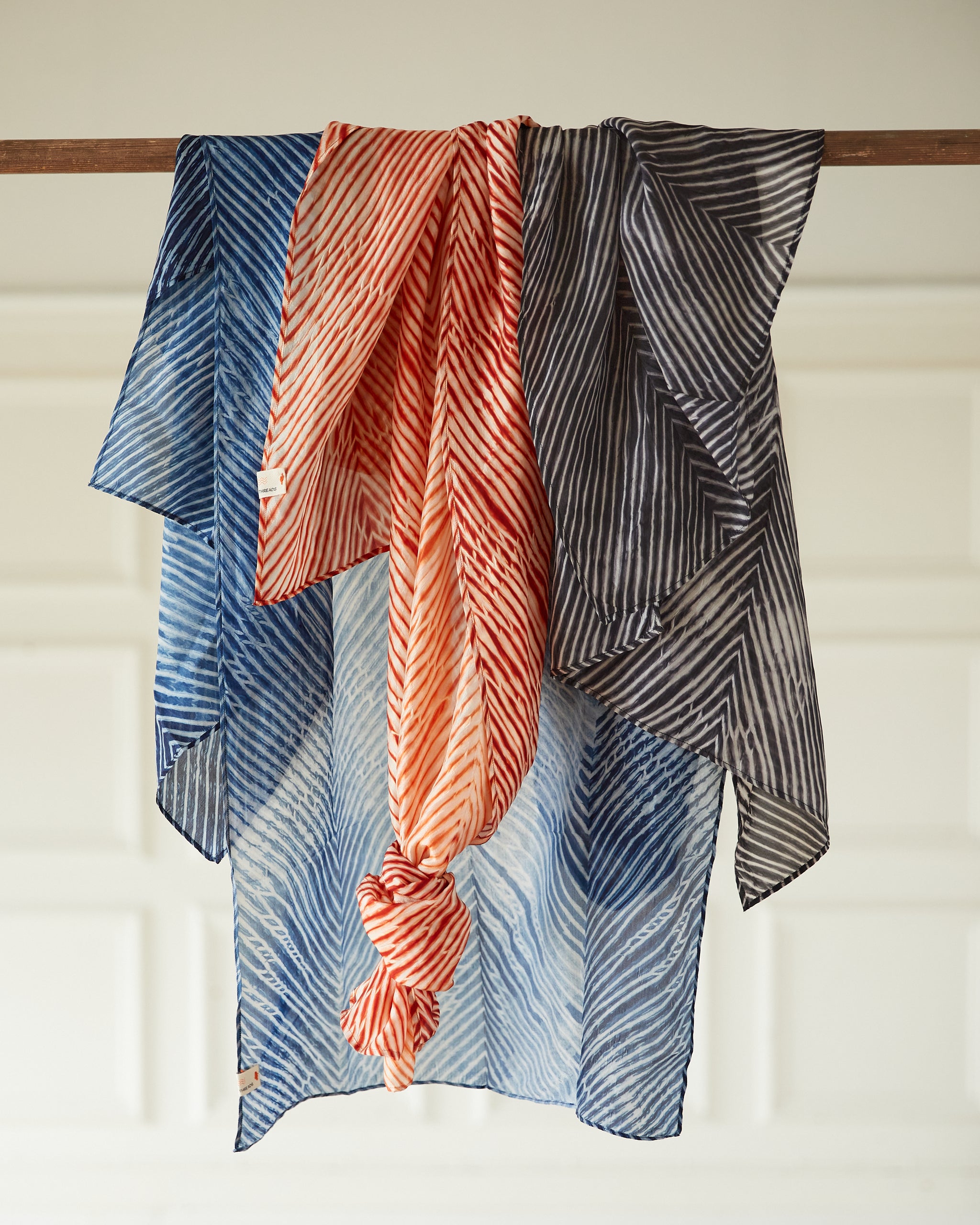 Sjal i siden färgad i Shibori i mönstret ”Arashi” – indigo blå